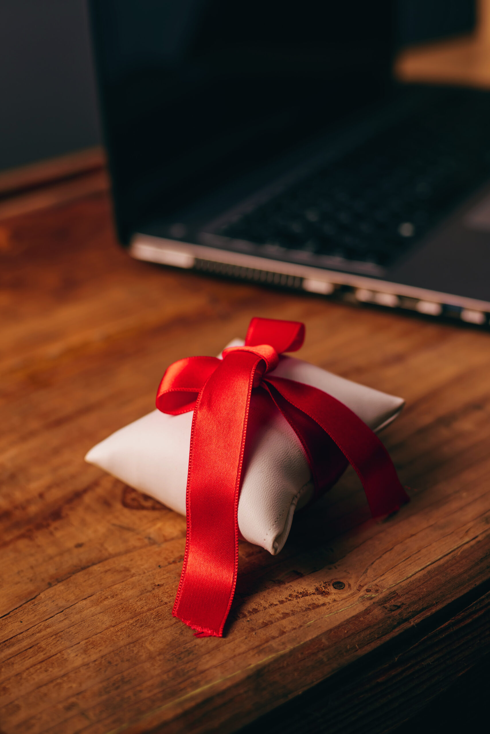 UK SMEs gift nearly £1000 of rewards a year to employees